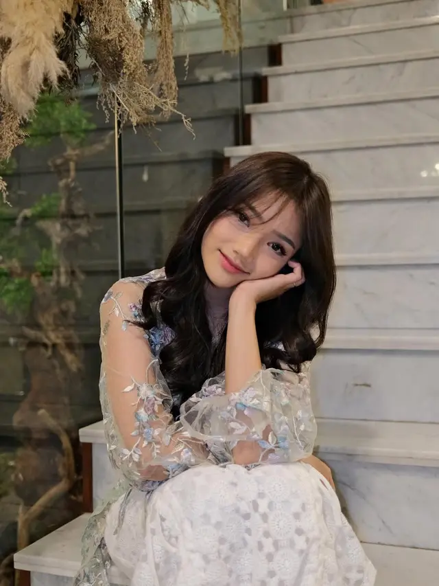 7 Model Rambut Panjang Ala Fuji, Tampil Stylish dan Berkelas untuk ...