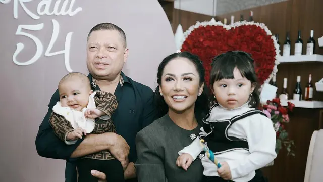 6 Potret Raul Lemos Pesta Ultah ke-54 Bareng Aurel Hermansyah dan Atta ...