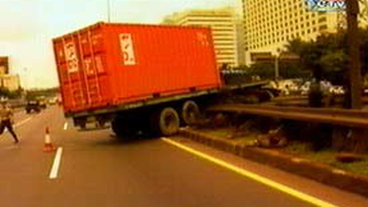 Truk Kontainer Melintang, Tol Cawang-Grogol Macet
