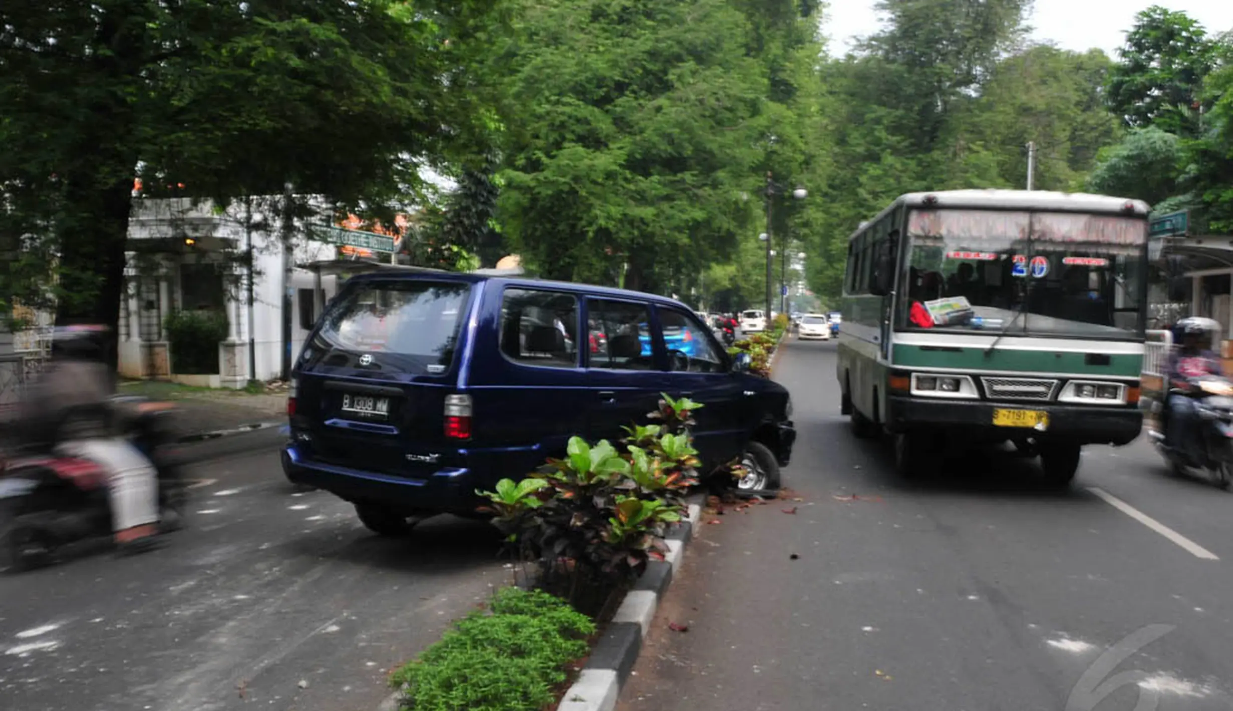 Pengemudi Ngantuk, Mobil Tabrak Pembatas Jalan - Foto Liputan6.com