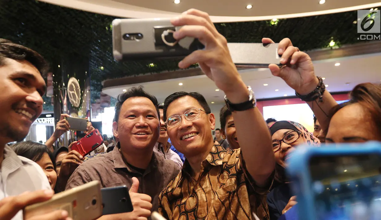 PHOTO: Pengunjung Berebut Swafoto dengan Bos Lippo Group - Foto Liputan6.com