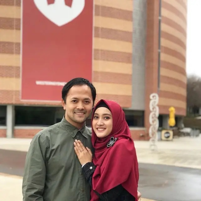 Jarang Tersorot, Ini 6 Potret Manis Meyda Sefira 'Ketika Cinta Bertasbih' dan Suami - Hot ...