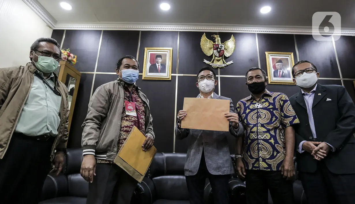 FOTO: MAKI Serahkan Salinan Surat Jalan Djoko Tjandra ke DPR - Foto ...
