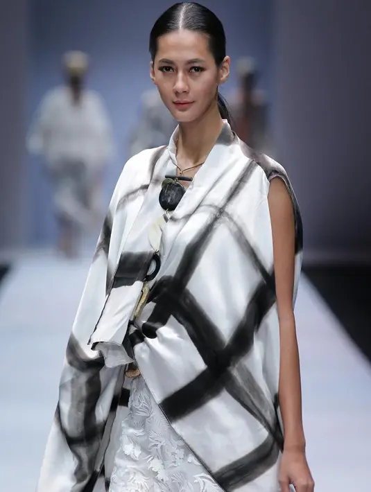 FOTO: Lenggak-lenggok Paula Verhoeven di Atas Catwalk - Foto Liputan6.com