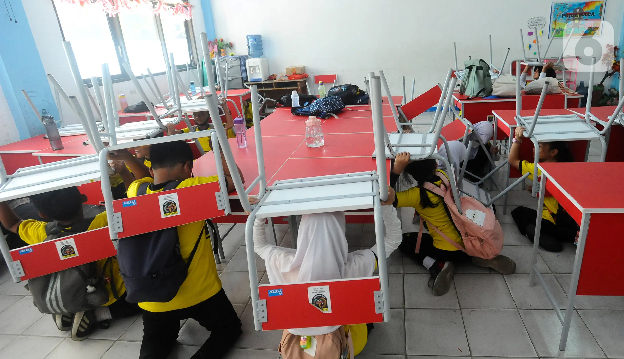 Momen Siswa SD di Depok Ikuti Simulasi Penanganan Bencana Gempa Bumi ...