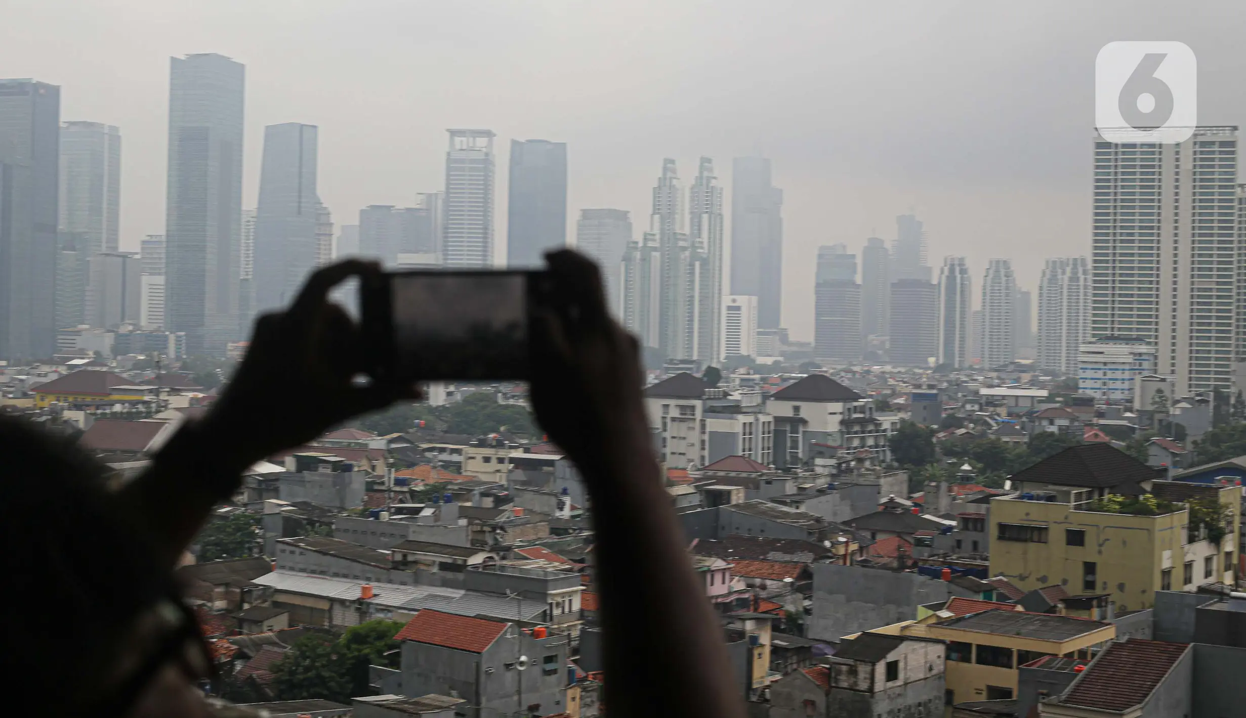Jakarta Juara Dunia Polusi Udara saat Diguyur Hujan Lebat - Foto Liputan6.com