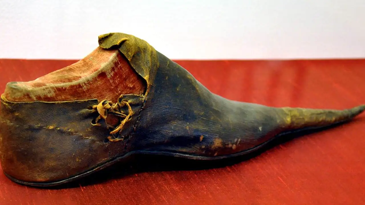 Jejak Sejarah Sepatu dari Zaman Batu hingga Era Modern, Terselip di ...