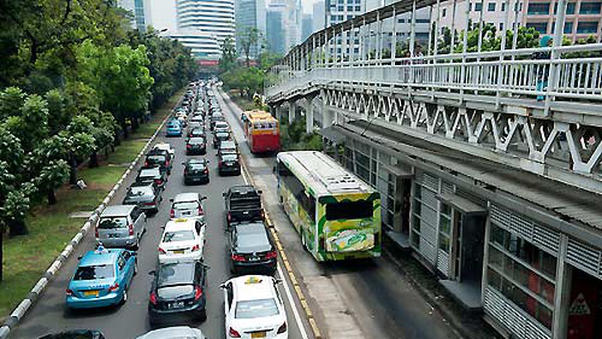 Pengguna Jalan Memasuki Jalur Busway. - Foto Liputan6.com