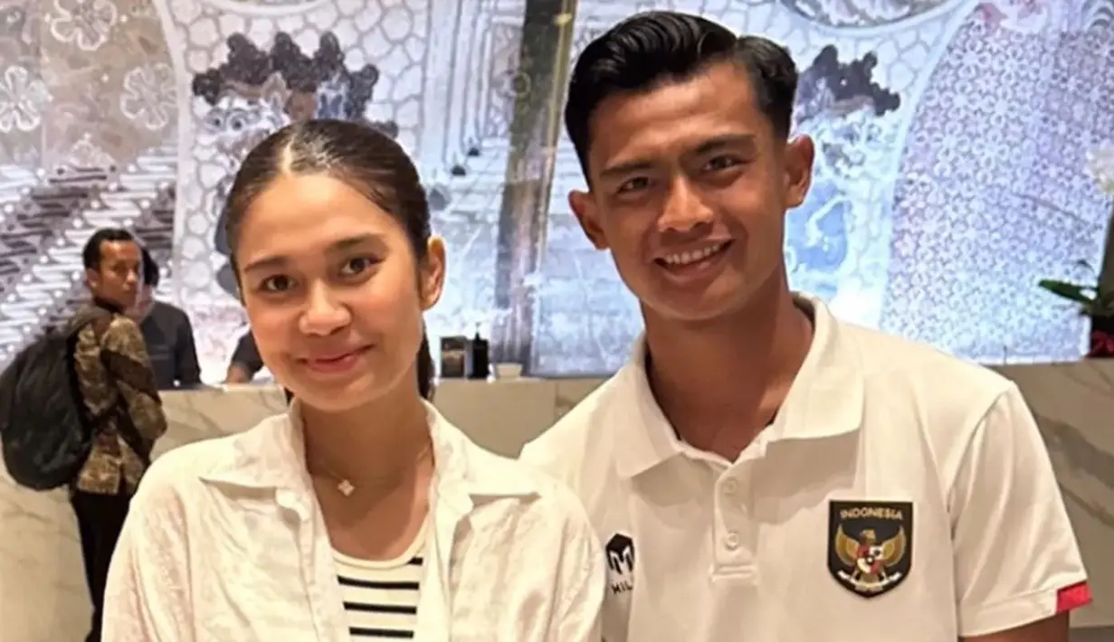 OOTD Azizah Salsha ketika Dukung Pratama Arhan, Crop Top Ditaksir Rp 11 ...