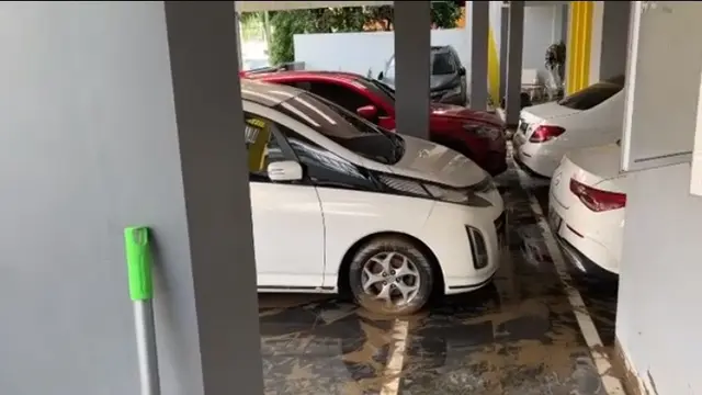 6 Potret Rumah Parto yang Kebanjiran, Koleksi Mobil Mewahnya Terendam ...
