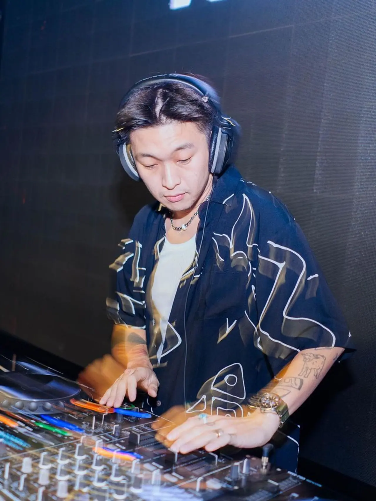 6 Potret Roy CDC Kakak Rich Brian, Member Baru Weird Genius Gantikan ...