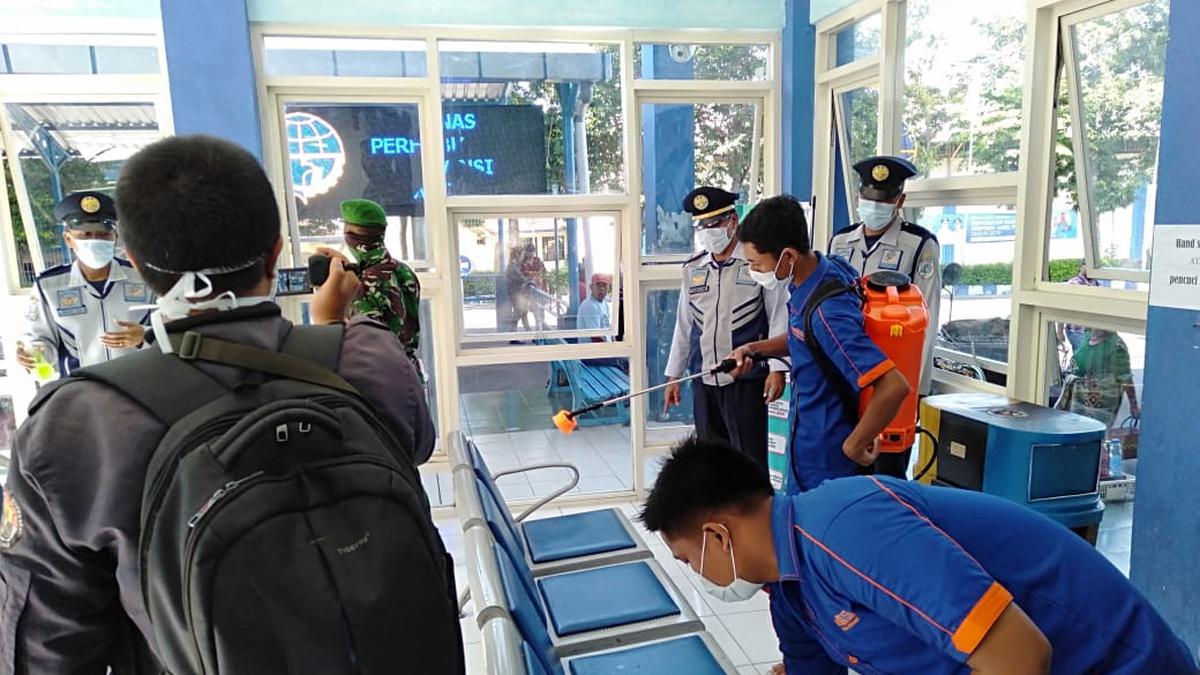 Dishub Provinsi Jatim Semprot Disinfektan di 26 Terminal Tipe B ...