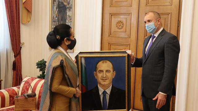 Profil Sri Astari Rasjid, Diplomat dan Seniman yang Tuai Perhatian ...