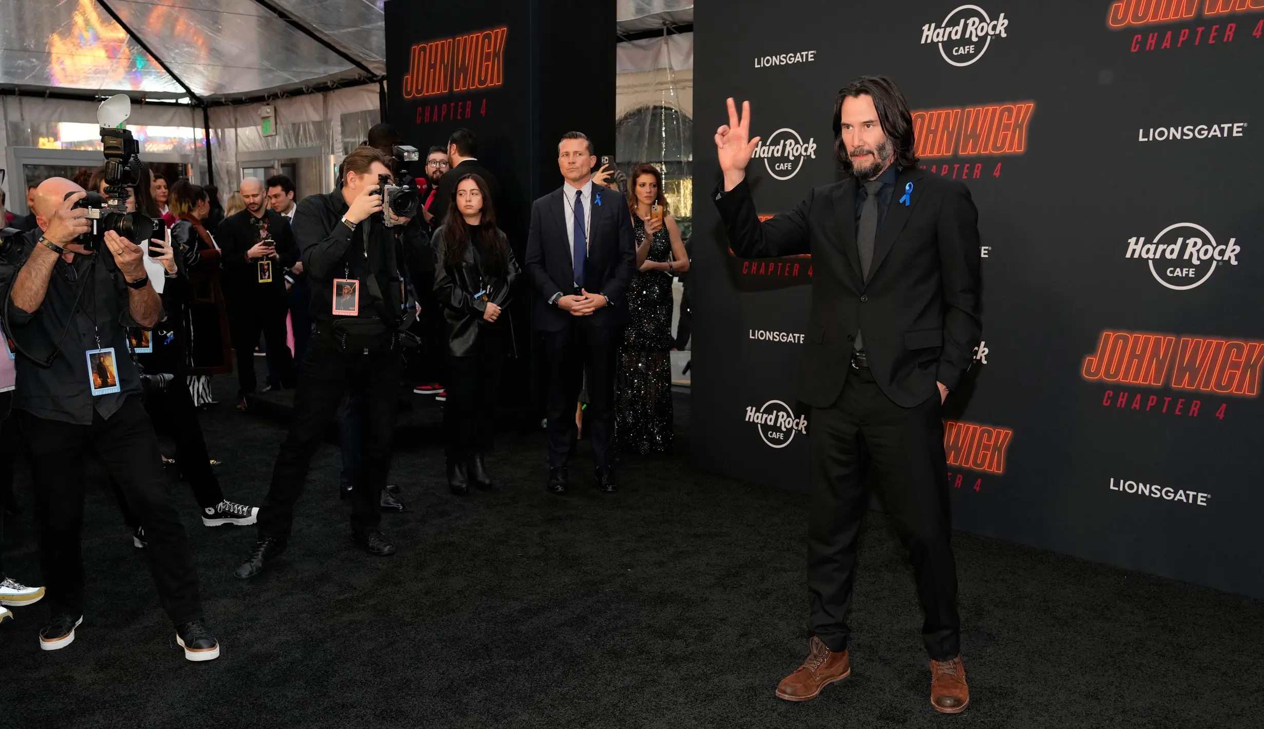 Penghormatan Keanu Reeves untuk Mendiang Lance Reddick, Pakai Pita Biru Saat Hadiri Premiere ...