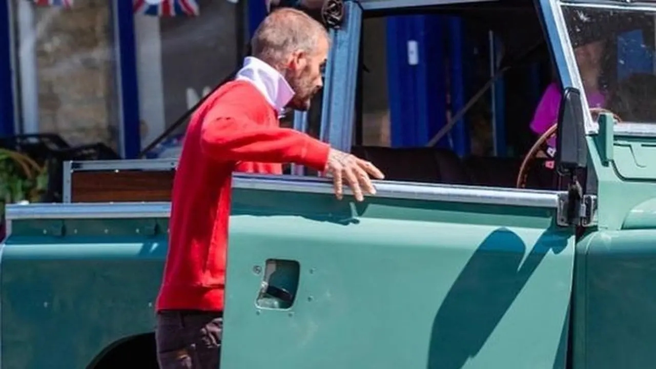 Lihat Penampilan Keren David Beckham Belanja Pakai Land Rover Klasik ...