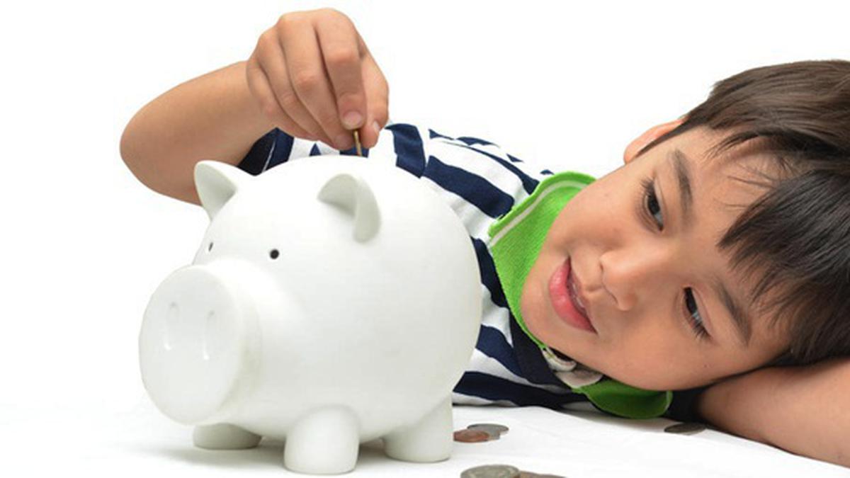 3 Cara Mengajarkan Anak Rajin Menabung dan Mengatur Uang - Parenting Fimela.com
