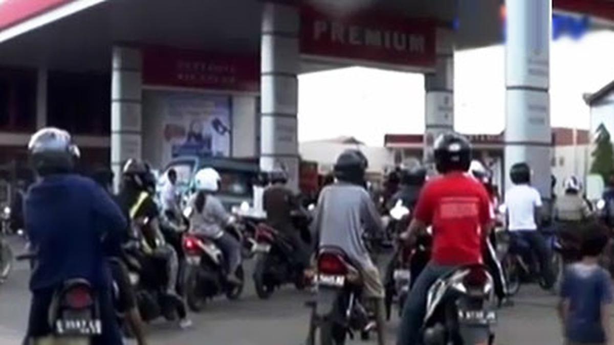 Jelang Kenaikan BBM, Antrean Panjang di SPBU Terjadi - News Liputan6.com