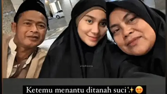 Azizah Salsha Foto Bareng Mertua Saat Umrah, Wajah Ayah Pratama Arhan ...