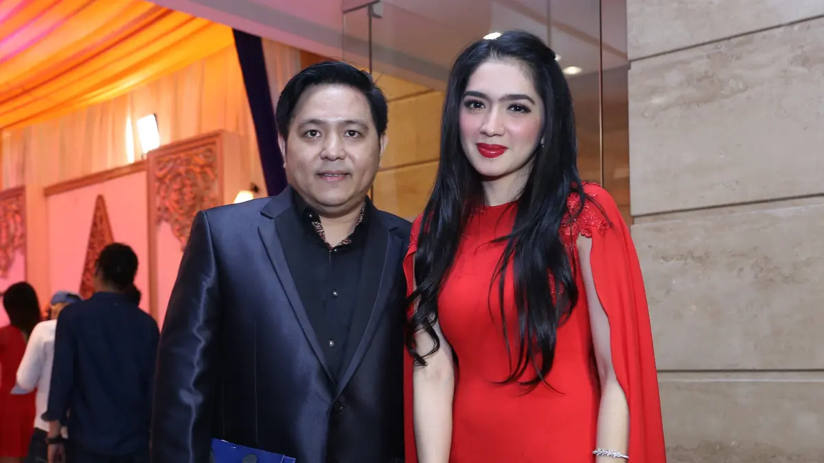 Steven Rumangkang: Itu Foto Angel Karamoy yang Baru - Entertainment ...