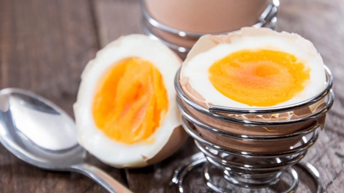 Tips Mudah Kupas Telur Rebus Setengah Matang - Lifestyle Fimela.com