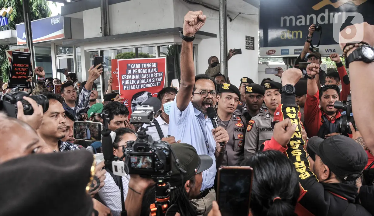 Aksi Massa Geruduk PN Jaktim Tuntut Pembebasan Haris-Fatia - Foto ...