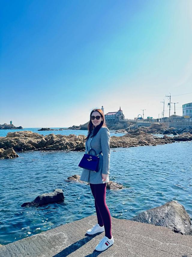 6 Potret Cantik Jennifer Dunn saat Liburan di Korea Selatan, Outfit ...
