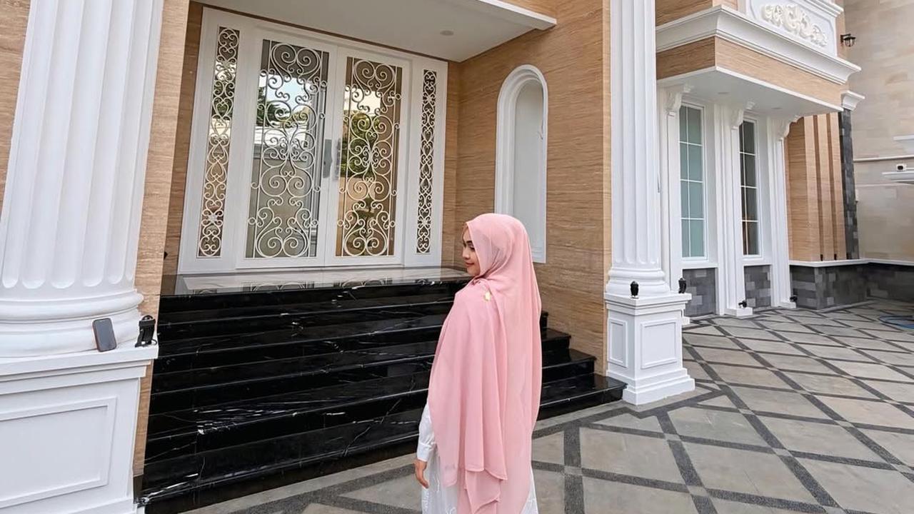 7 Potret Fasad Rumah Baru Ria Ricis, Elegan dan Mewah