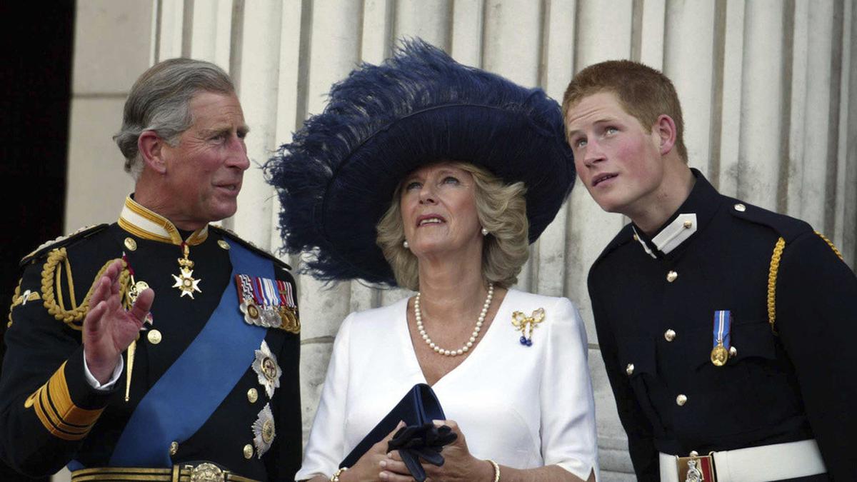 Raja Charles III Sah Dinobatkan Jadi Raja Inggris, Pangeran Harry Jadi ...