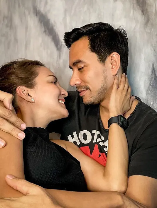 Romantisme Darius Sinathrya dan Donna Agnesia, Mesra Serasa Pacaran ...