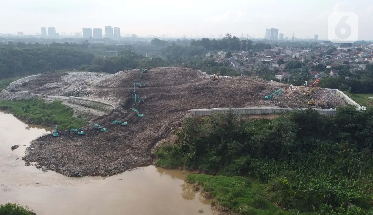 FOTO: Turap Jebol, Sampah TPA Cipeucang Genangi Sungai Cisadane - Foto ...