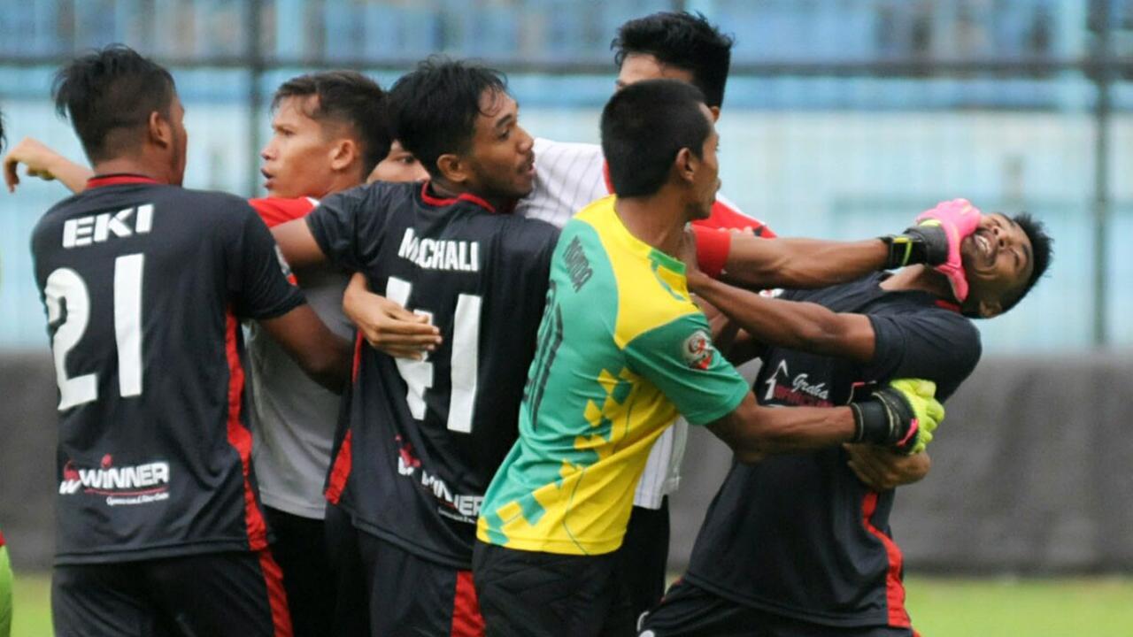 Liga 2: Baku Hantam Warnai Play-off Khusus PSBK Vs Persewangi