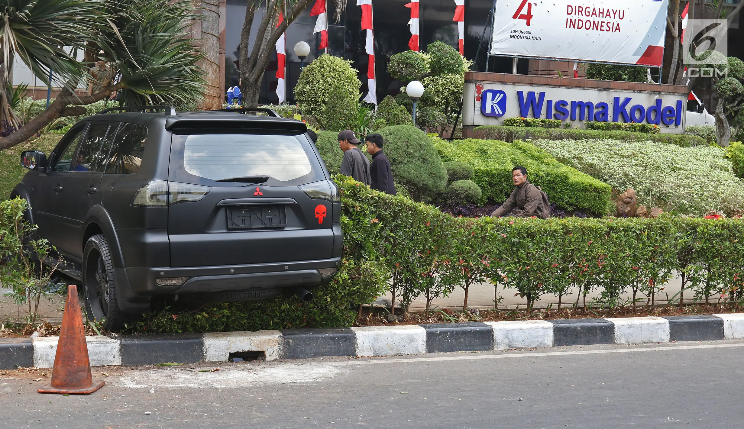 FOTO: Mobil Hitam Berpelat RFP Tabrak Trotoar hingga Ringsek - Foto Liputan6.com