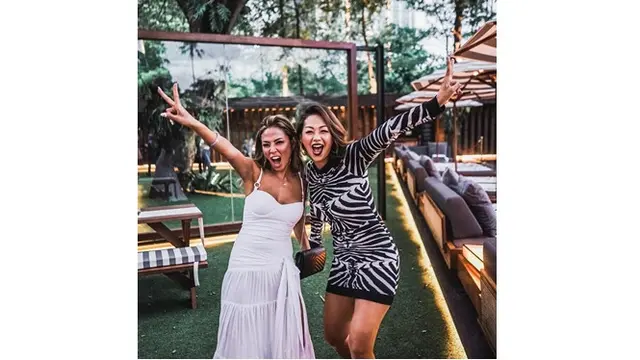 7 Potret Kedekatan Indah Kalalo dan Shanty Paredes, 21 Tahun Bersahabat ...