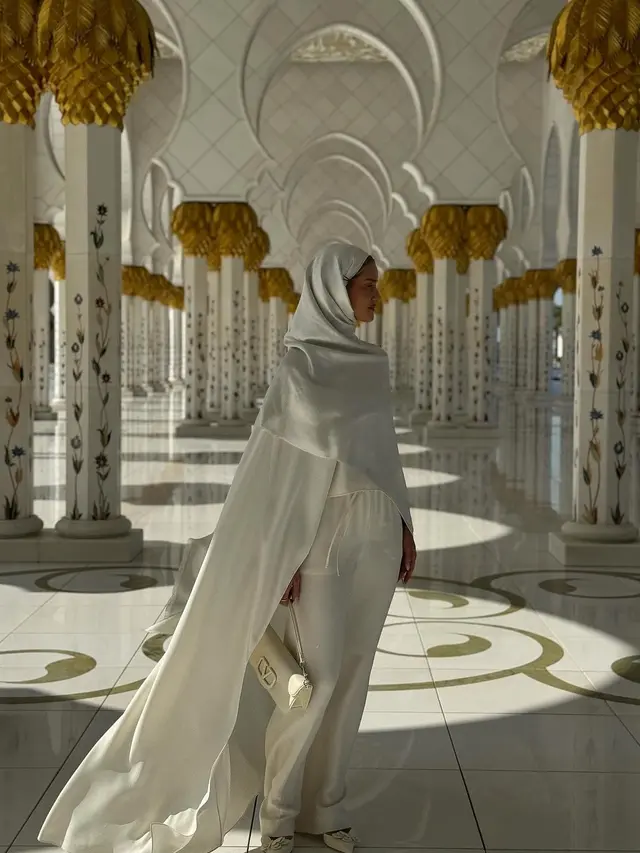 Potret Jason Statham Kunjungi Masjid Sheikh Zayed di Abu Dhabi, Sang Istri Rosie Huntington ...