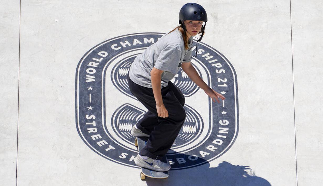 Foto Ragam: Aksi Wanita Cantik Nan Enerjik di Atas Papan Skateboard ...