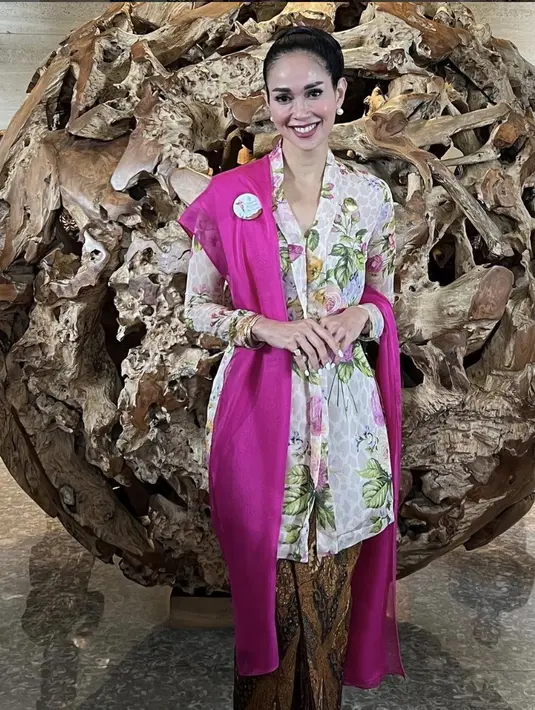 8 Inspirasi Kebaya Selain Brokat Ala Istri Pejabat yang Sederhana dan Anggun, Cocok untuk Gaya ...