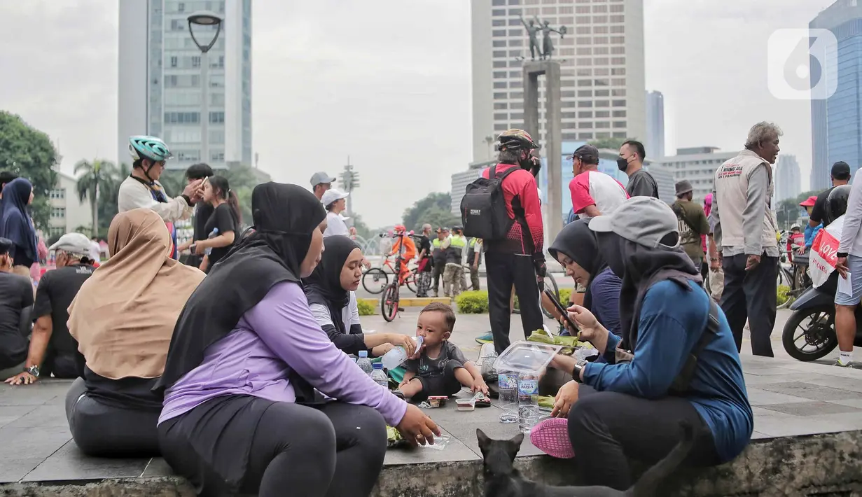 Meski CFD Ditiadakan, Warga Tetap Padati Kawasan Sekitar Bundaran HI Jakarta - Foto Liputan6.com