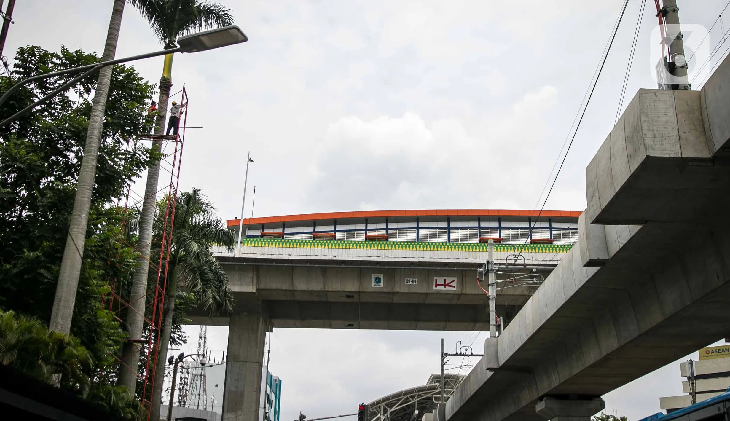 FOTO: Nasib Halte Transjakarta Tertinggi - Foto Liputan6.com