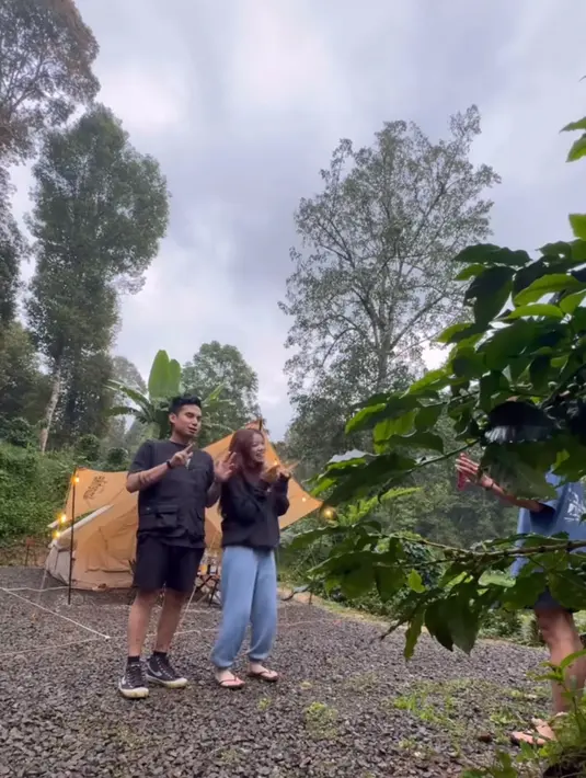 Potret Niko Al Hakim dan Regina Phoenix Camping di Ciwidey, Seru ...