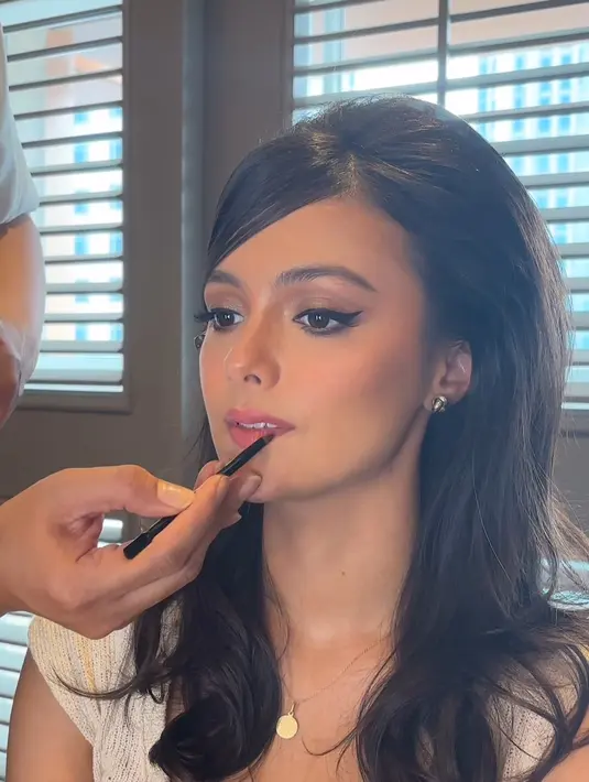 Potret Gaya Rambut Klasik Era 60-an Amanda Rawles, Makin Mirip Bule ...