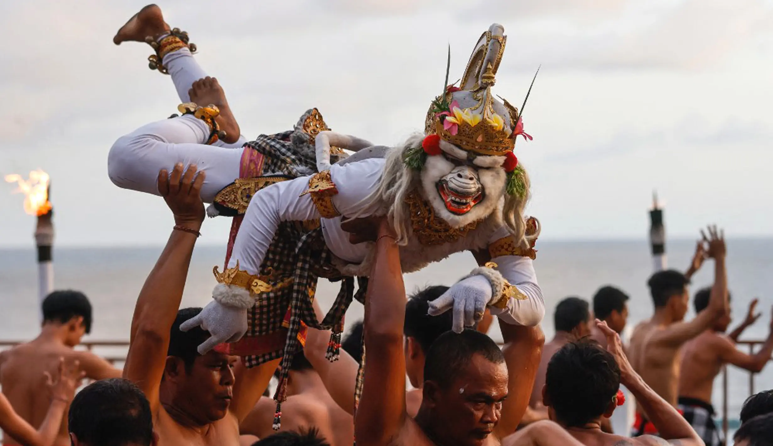 Pementasan Tari Kecak Titi Situbanda di Pantai Melasti Bali - Foto ...