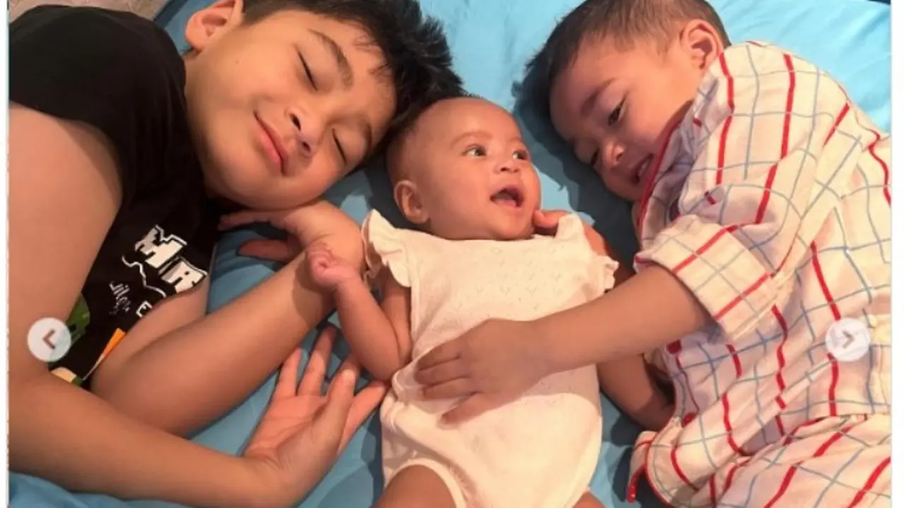 Perdana! Raffi Ahmad dan Nagita Slavina Bagikan Potret Wajah Baby Lily, Netizen: Mirip Rafathar ...