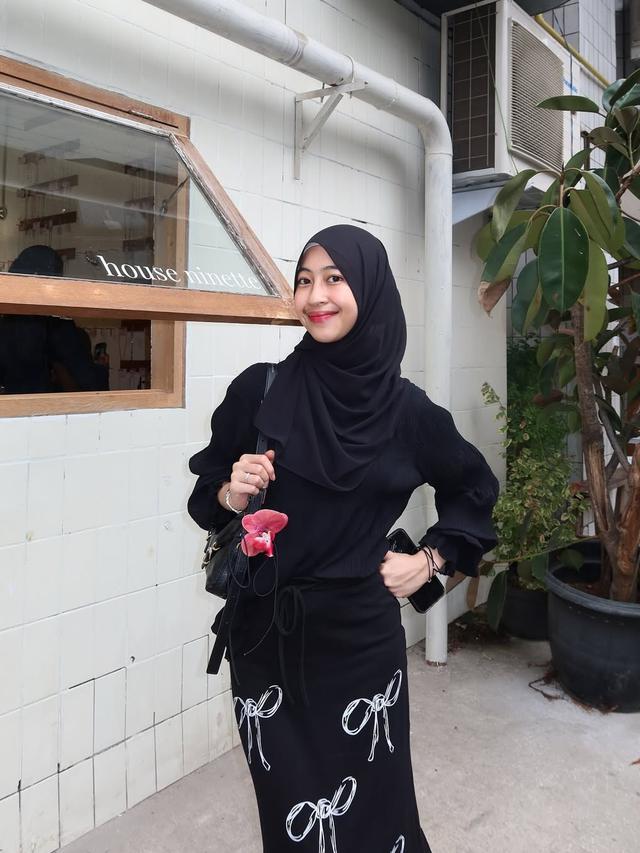 6 Potret Adiba Khanza Pakai All Black Outfit, Tampil Elegan dengan ...