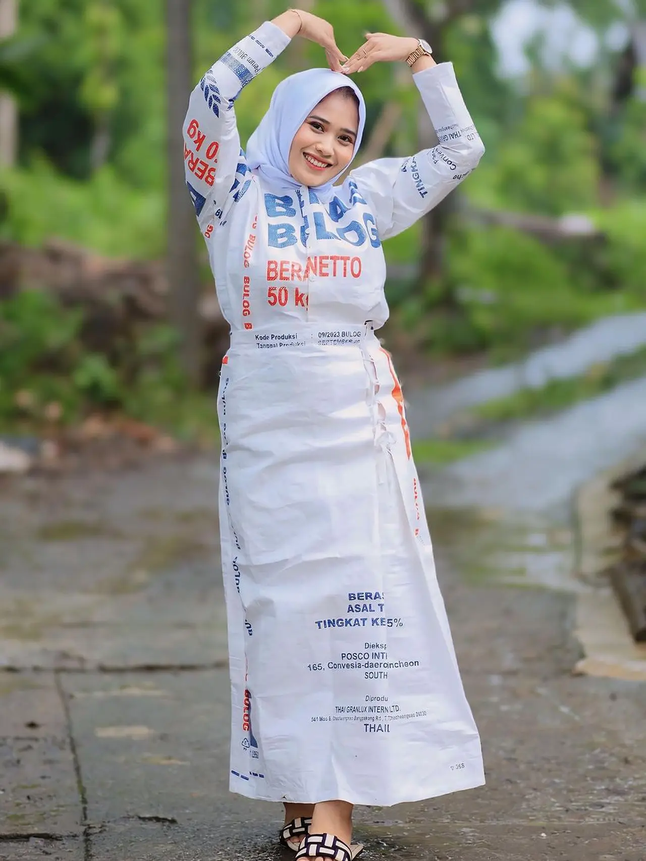 7 Potret Outfit Ramadhan dari Karung Bulog Ini Kocak, Netizen: Pakaian ...