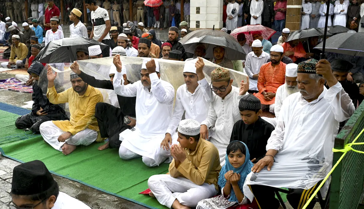 Ketika Umat Muslim India Sholat Idul Adha 2023 di Bawah Guyuran Hujan ...