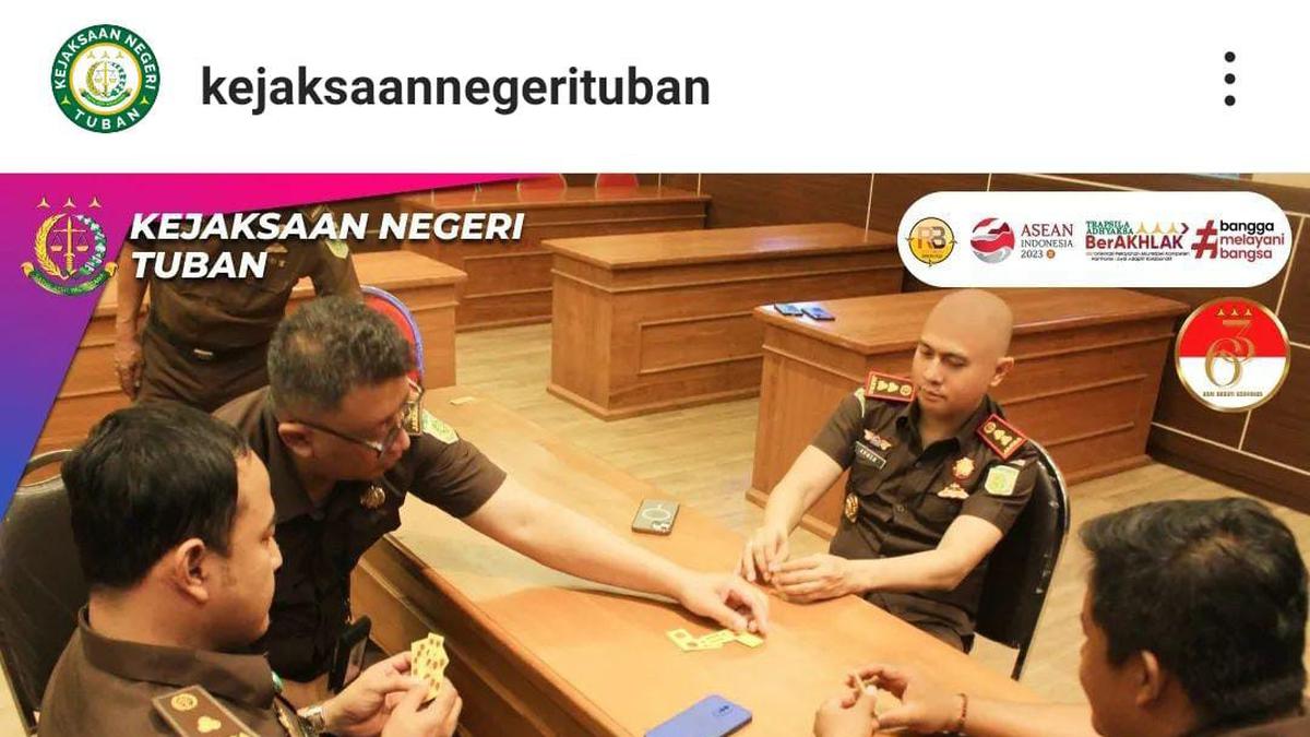 Berseragam Dinas, Kajari Tuban Bersama Anak Buah Asyik Main Gaplek di ...