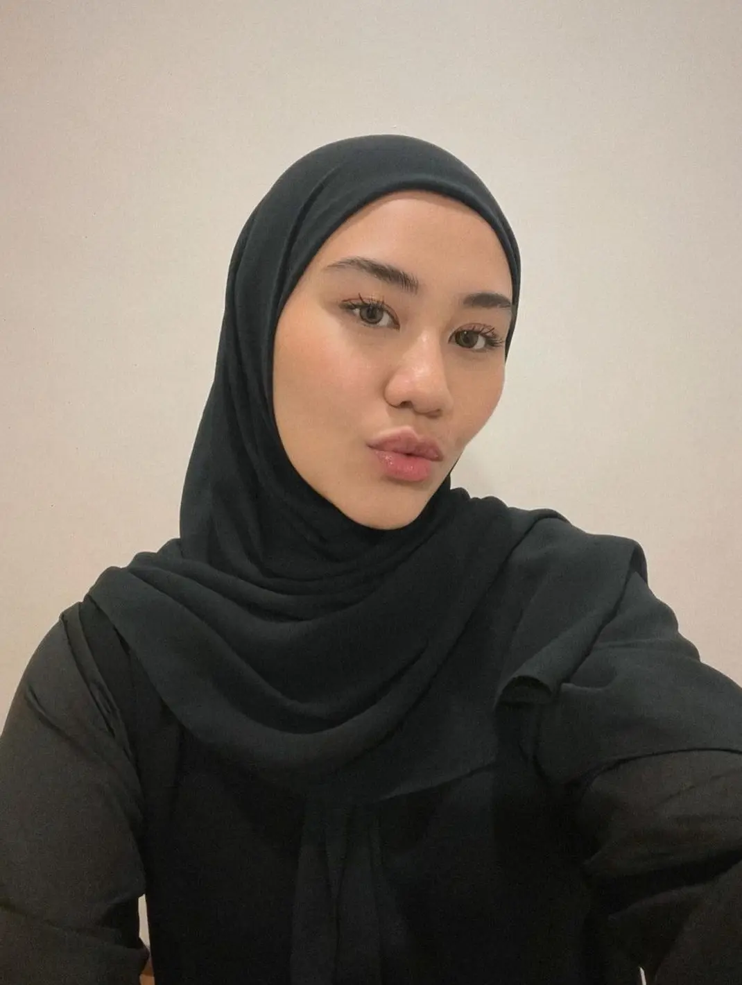 Ikut Kajian, Intip 6 Potret Aaliyah Massaid yang Makin Cantik Kenakan Hijab Hitam - Photo Fimela.com