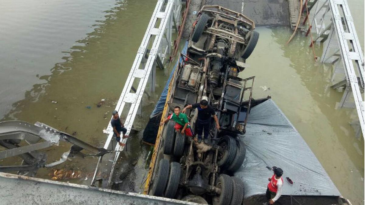 Bangkai Truk yang Ambruk di Jembatan Widang Bakal Dipotong-potong ...