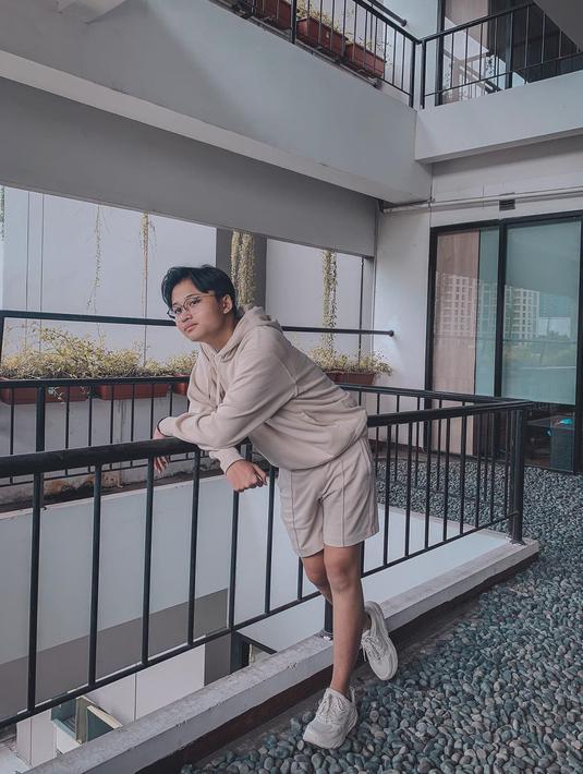 FOTO: Potret Gaya Stylish Njan Anak Sule dengan Celana Pendek - Foto ...