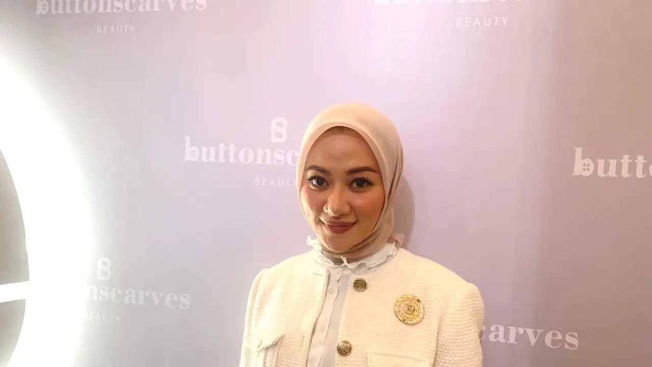 Dian Pelangi, Sarah Sofyan dan Astrid Satwika jadi Wajah Kampanye Buttonscarves Beauty Terbaru ...